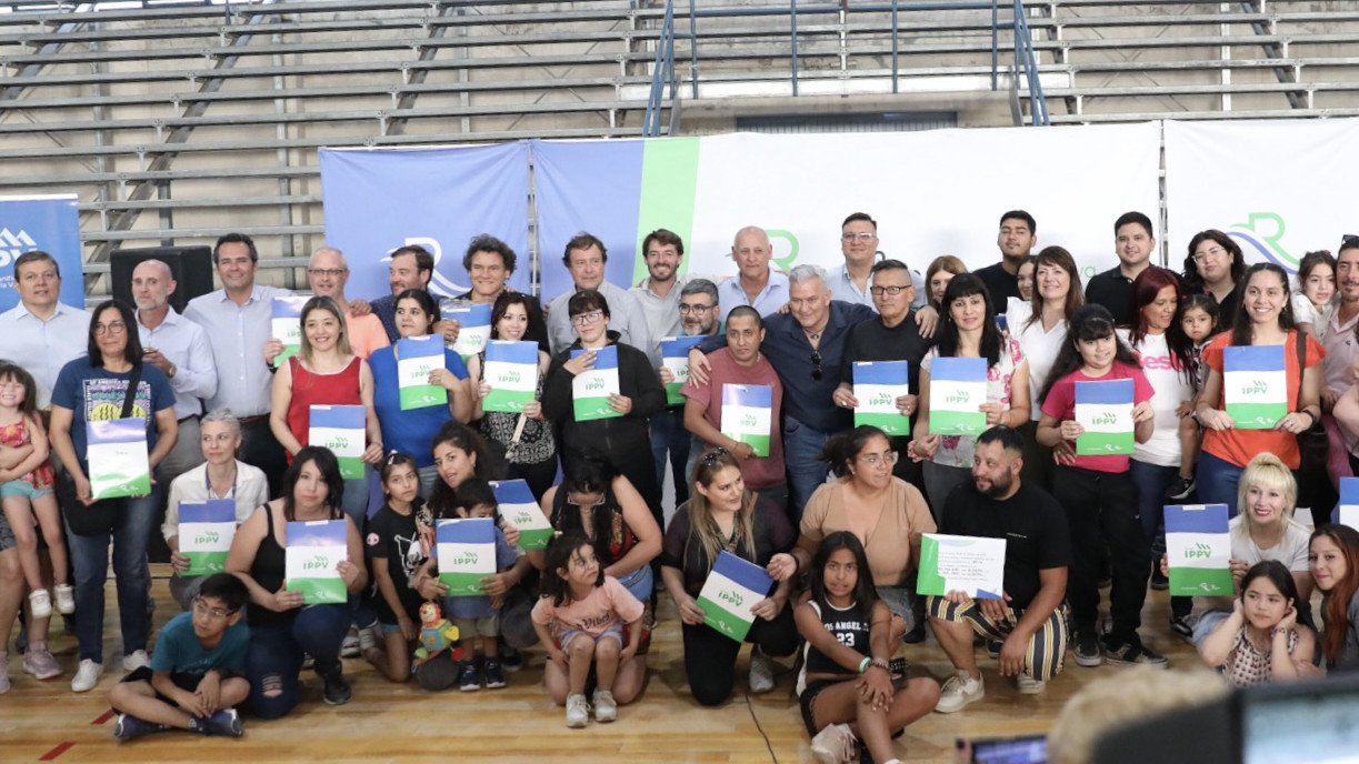 Weretilneck inauguró un salón multipropósito y entregó lotes en ...